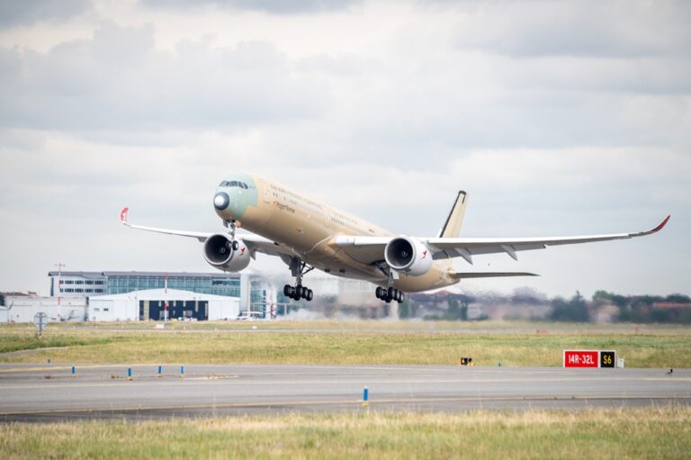 世界のあらゆる場所へ直行で飛べるエアバスA350-1000ULRが初飛行に成功 | Avian Wing